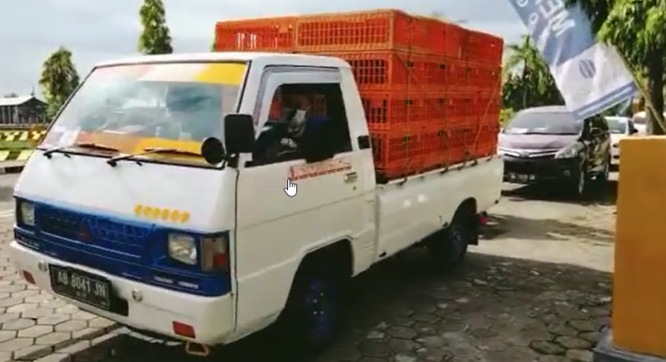 Bersepeda Ontel, Naik Motor dan Mobil Warnai Wisuda Drive Thru UMBY ...